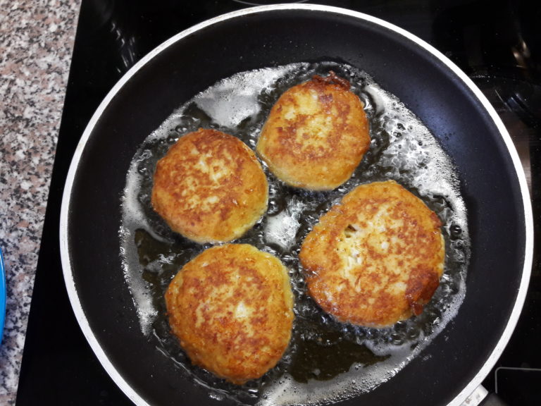 Low Carb: Blumenkohl-Käse-Taler – Freunde kochen für Freunde